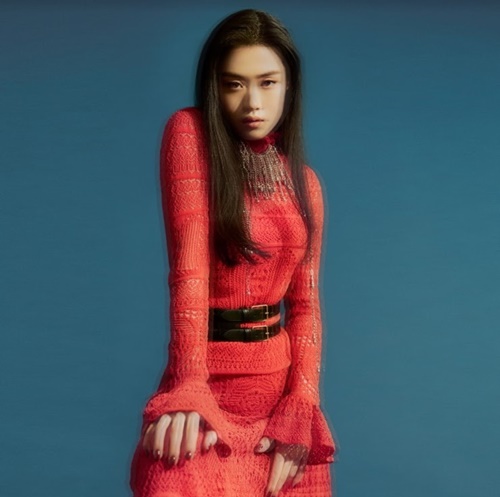 AOMG 새 아티스트 드비타, 데뷔 EP 타이틀곡 ‘EVITA’ 공개…강력한 출사표 : ZUM 뉴스