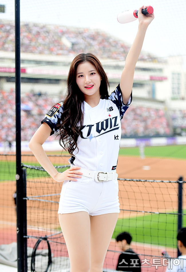 경기장의 꽃 치어리더 열전 ST포토 치어리더 김해리 KT위즈 파이팅 ZUM 뉴스