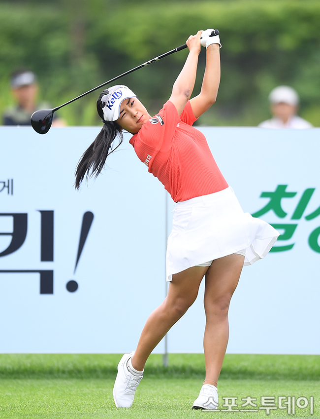ST 스포츠 포토 ST포토 힘차게 티샷하는 윤이나 ZUM 뉴스