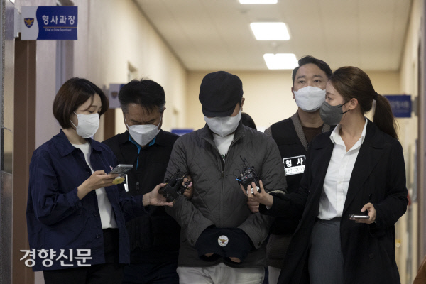 경향 사회 포토 `614억 원` 횡령 주범 우리은행 직원 검찰 송치[경향포토] Zum 뉴스