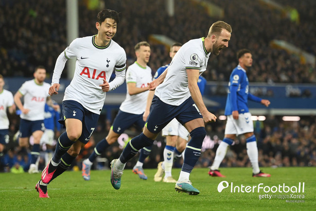 손흥민과 축구 현장 | [EPL 리뷰] `손흥민 82분+모우라 퇴장` 토트넘, 에버턴과 1-1...4위 도약 : ZUM 뉴스