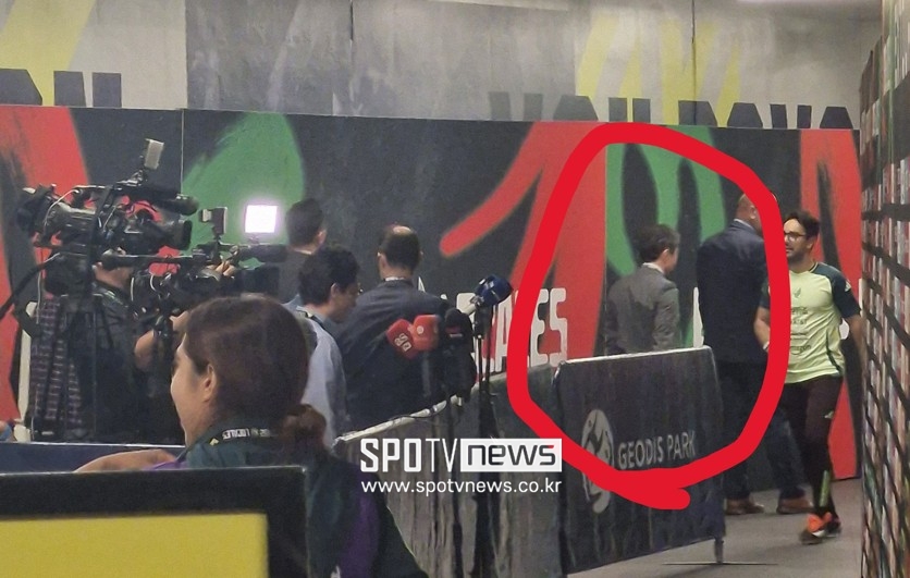 ACL과 프로축구 K리그 | [SPO 현장] 홍명보호 라커룸으로 향하는 정몽규 회장 포착...선수단 격려차 미국전 이어 멕시코전도 등장 : ZUM 뉴스