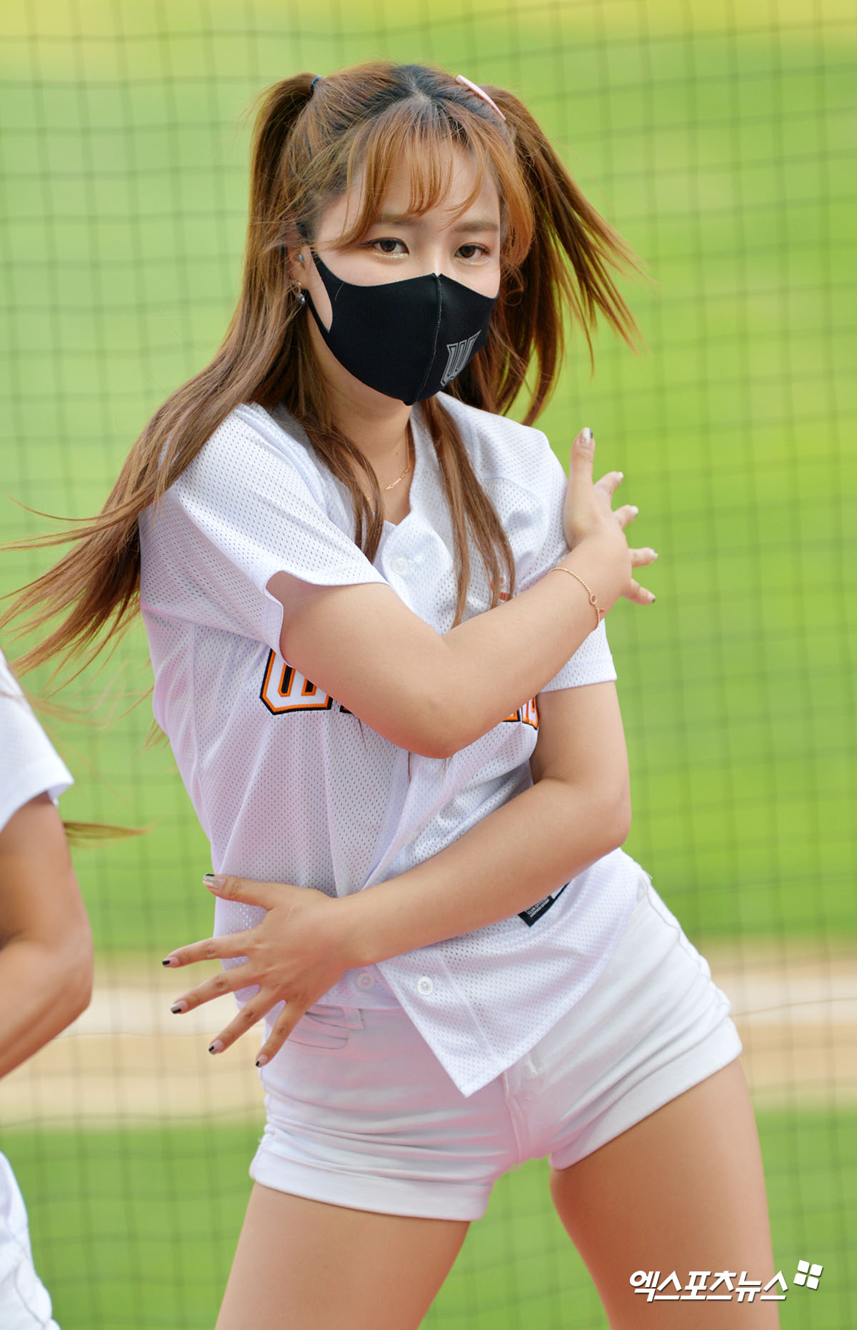 `경기장의 꽃` 치어리더 열전 치어리더 김맑음 `몸을 감싸 안으며`[엑`s Hd포토] Zum 뉴스