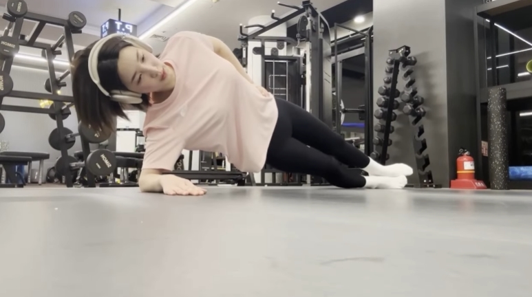 다이어트한 스타들 | 율희, `40kg대` 진입해도 다이어트 ing…`복근 율희로 변신 중` [율희의 집] : ZUM 뉴스