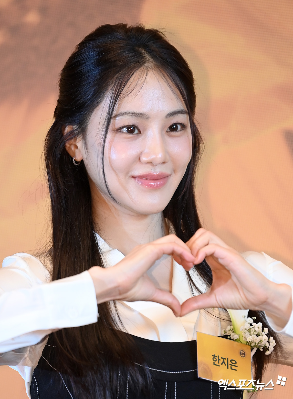 화제의 시구·시투 현장 | SSG에 진심인 배우 한지은, 24일 문학 LG전 시구...`오랜 팬으로서 시구를 하게 돼 영광` : ZUM 뉴스