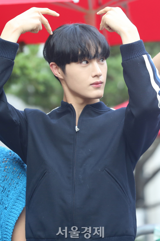 음악방송 출근길 | CIX 현석, 형들 따라 만드는 체리피스 [SE★포토] : ZUM 뉴스