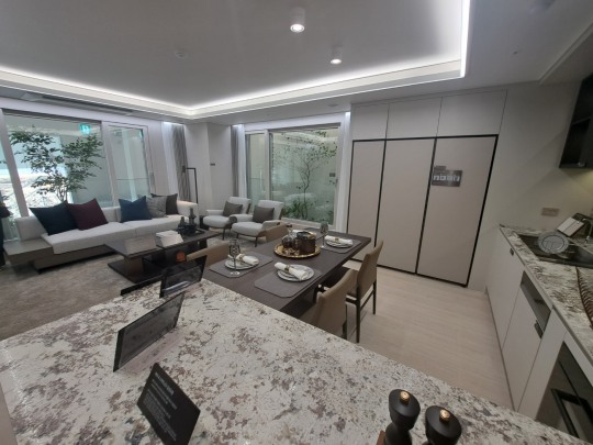 [현장] 베일 벗은 HDC현산 '서울원 아이파크', 평일 오전에 2천명 넘는 인파 : ZUM 뉴스