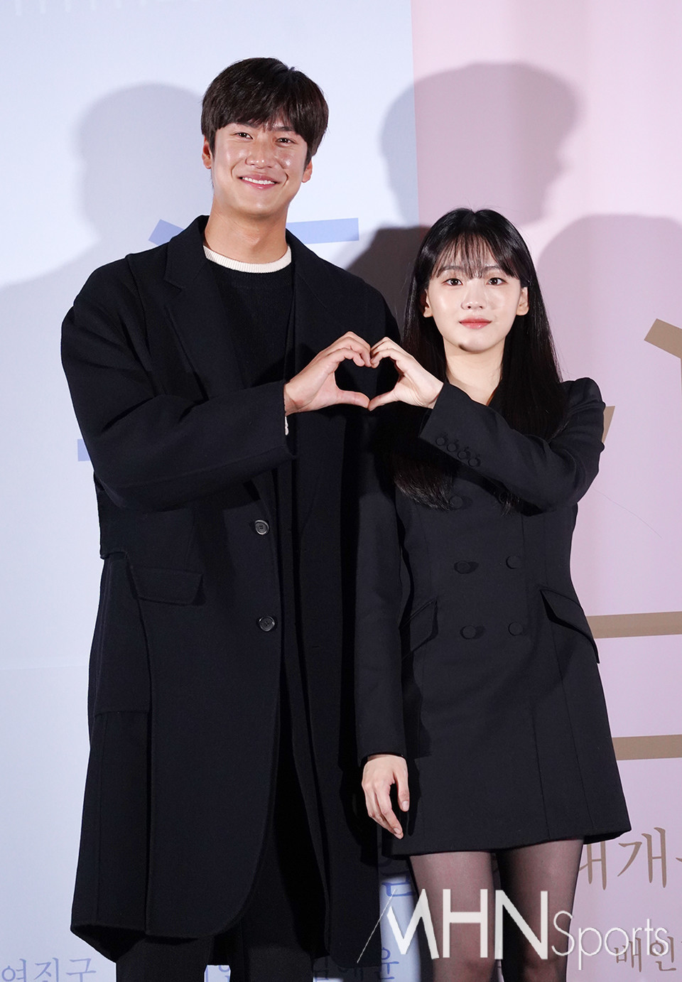 MHN스포츠 `스타블링Shot` | [Ms포토]나인우-조이현 `설레는 키차이` : ZUM 뉴스