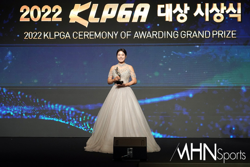 MHN스포츠 `액티브Shot` | [Ms포토]2022 KLPGA 대상 시상식 상금왕 수상` : ZUM 뉴스