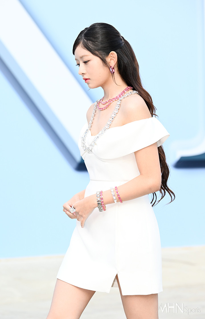 MHN스포츠 `스타블링Shot` | [포토] 아이브 레이 `화사하게 빛나는 미모 ` : ZUM 뉴스