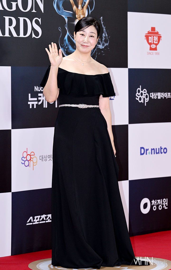 MHN스포츠 `스타블링Shot` | [포토] 라미란 `반가운 인사` : ZUM 뉴스