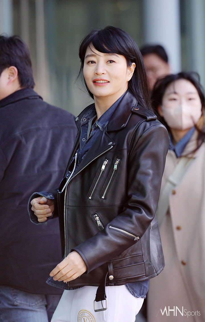 MHN스포츠 `스타블링Shot` | [포토] 김혜수 `화보같은 출근길` : ZUM 뉴스