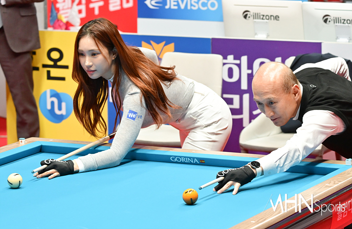 MHN스포츠 `액티브Shot` | [mhn포토] 유현주-김대웅 대표 `뱅킹샷 대결` : ZUM 뉴스