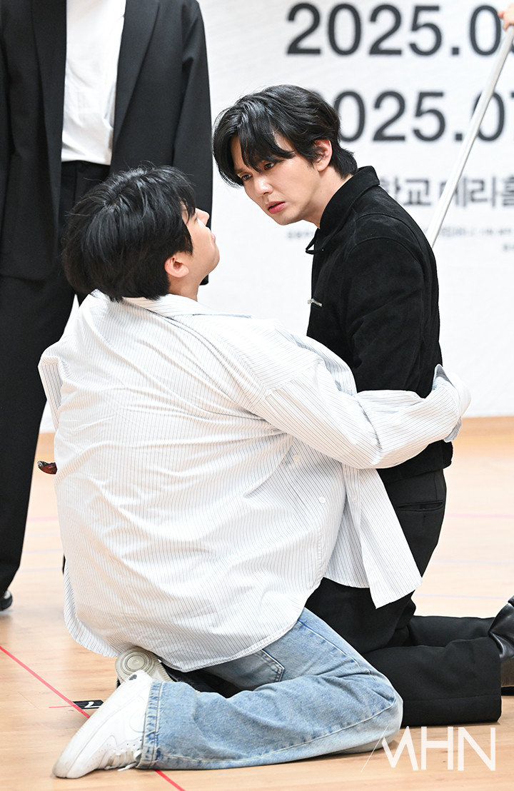 MHN스포츠 `스타블링Shot` | [포토] 손호준-유승호 `시저와 브루터스로 만났다` : ZUM 뉴스