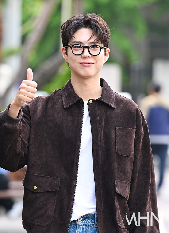 MHN스포츠 `스타블링Shot` | [포토] 박보검 `엄지척 비주얼` : ZUM 뉴스