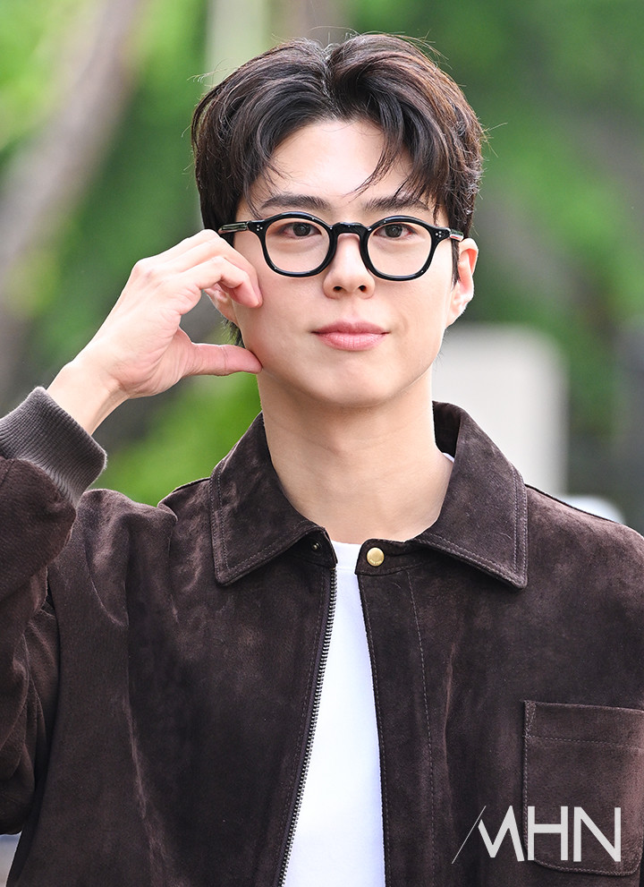 MHN스포츠 `스타블링Shot` | [포토] 박보검 `하트가 달아요` : ZUM 뉴스