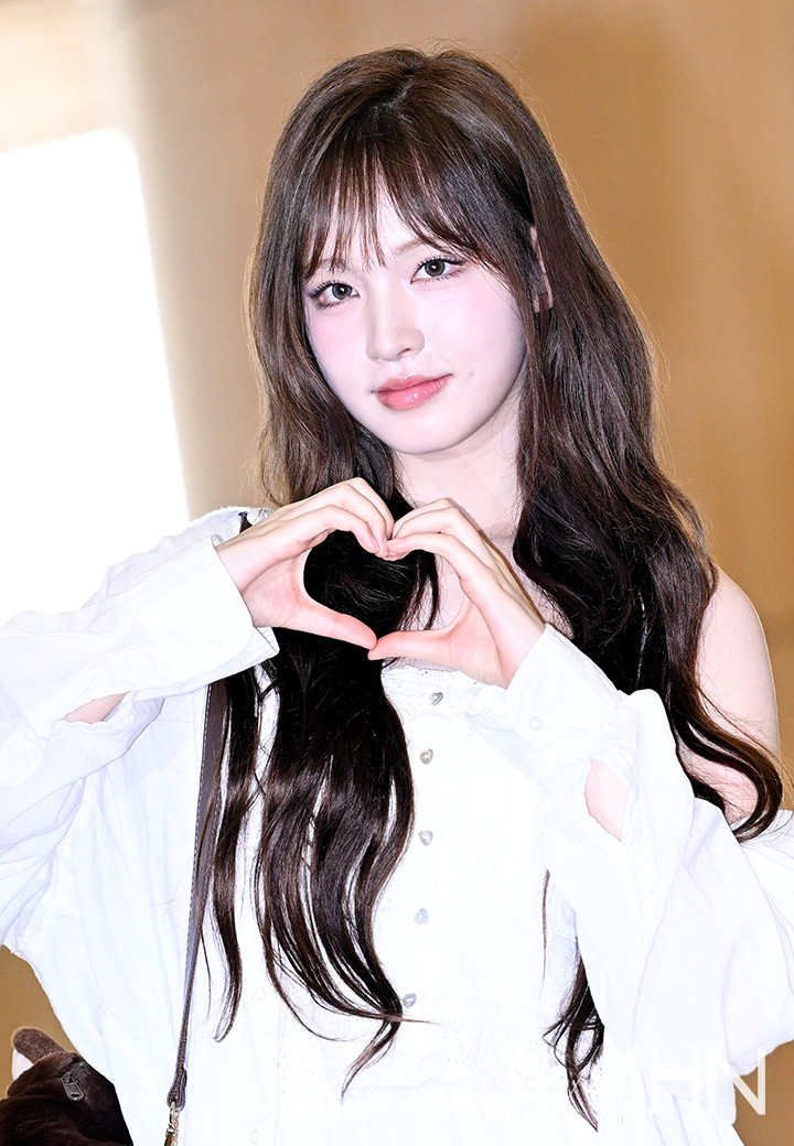 MHN스포츠 `스타블링Shot` | [포토] 아이브 리즈 `사랑스러워` : ZUM 뉴스