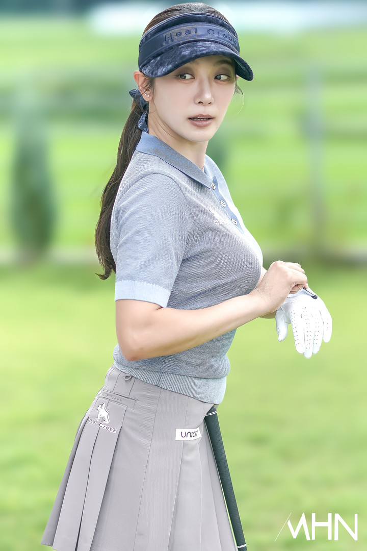 MHN스포츠 `액티브Shot` | [mhn포토] 안소현, 장갑 고쳐 잡고 : ZUM 뉴스