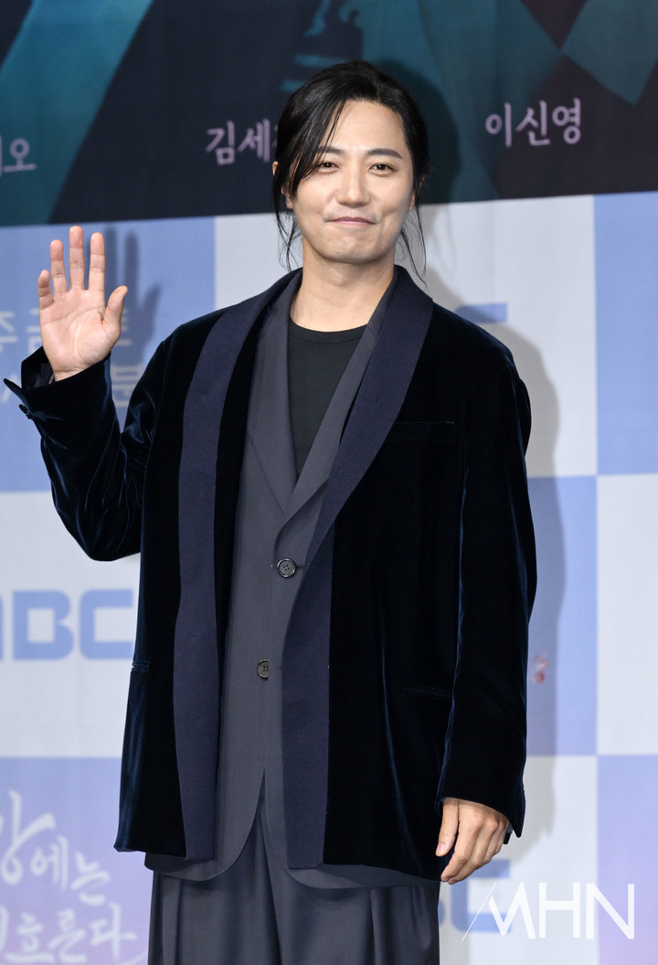 MHN스포츠 `스타블링Shot` | [포토] 진구 `좌상의 카리스마` : ZUM 뉴스