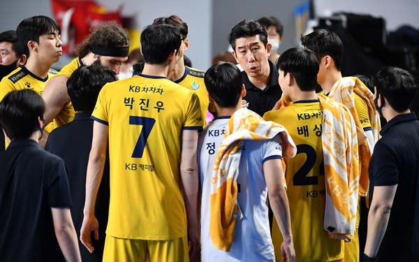 V리그 경기 현장 | 1R MVP에 국대가 4명이나 있는데…KB손보, 6연패 기간 얻은 승점은 겨우 1점이었다 : ZUM 뉴스