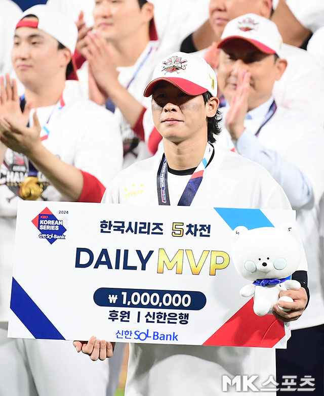 MK 스포츠 포토 | 박찬호 ‘KS 5차전, 데일리 MVP’ [MK포토] : ZUM 뉴스