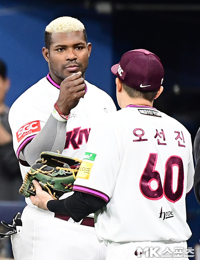 MK 스포츠 포토 | 푸이그-오선진 ‘타선을 이끌었어’ [MK포토] : ZUM 뉴스