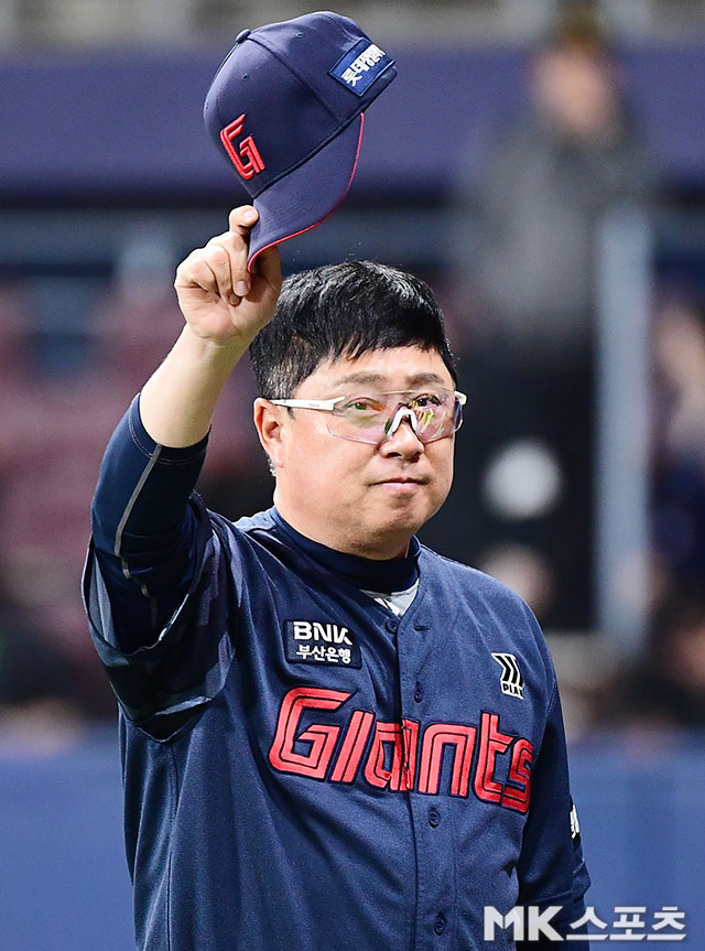 MK 스포츠 포토 | 김태형 감독 ‘기분좋은 스윕’ [MK포토] : ZUM 뉴스