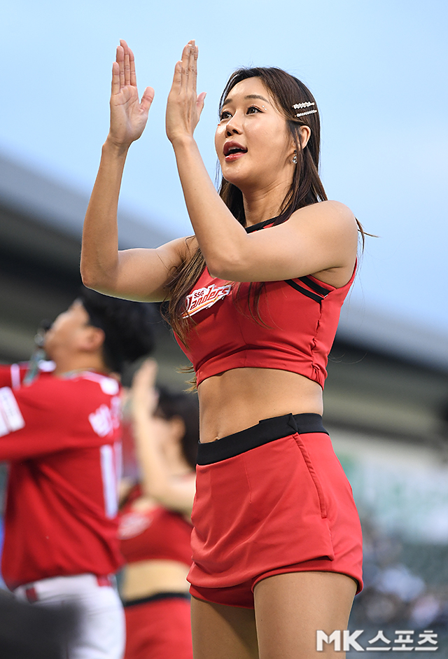 `경기장의 꽃` 치어리더 열전 | 치어리더 배수현 ‘눈길 사로잡는 탄탄 복근’ [MK포토] : ZUM 뉴스