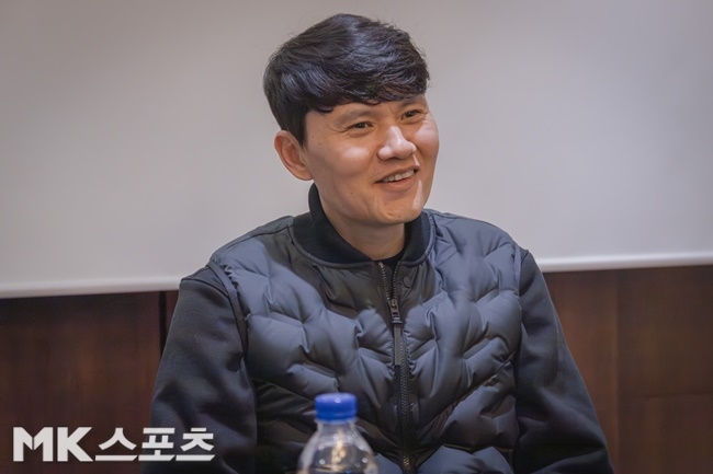 ACL과 프로축구 K리그 | 독하게 견딘 ‘늦게 핀 꽃’…‘코치 10년’ 준비된 지도자의 자신감 “강원, 더 단단하게” [MK남해] : ZUM 뉴스