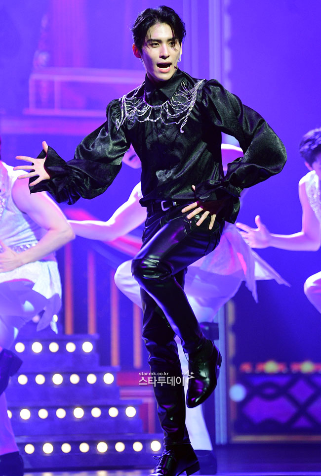 연예가 현장 포토 | [포토]SF9 유태양, 화려한 쇼 : ZUM 뉴스