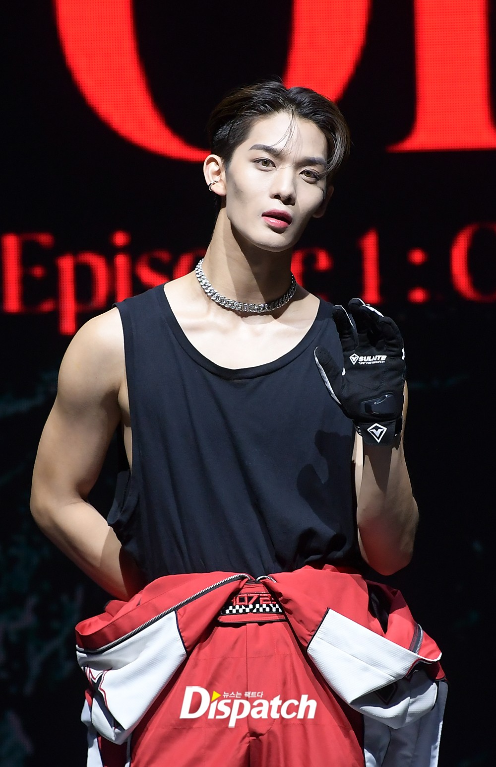 [연재] 디스패치 `현장포토` | [현장포토] “치명적 어깨근육”…배진영, 짙은 남성미 [CIX] : ZUM 뉴스