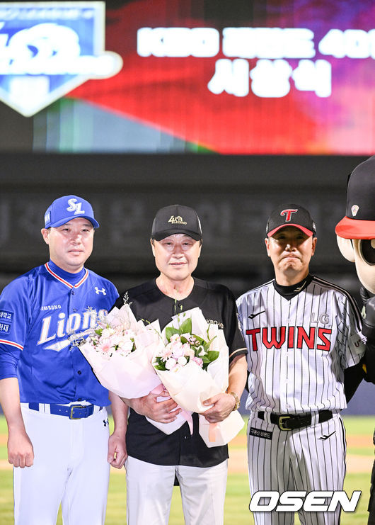 생생한 KBO 리그 현장 | [사진]KBO 레전드 40 김재박,`박진만-류지현 감독과 함께` : ZUM 뉴스