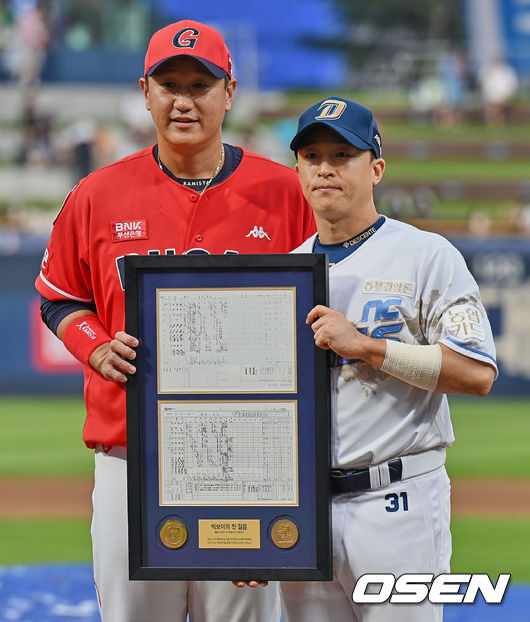 생생한 KBO 리그 현장 | [사진] KBO 복귀 첫 경기 기록지 선물 받는 이대호 : ZUM 뉴스
