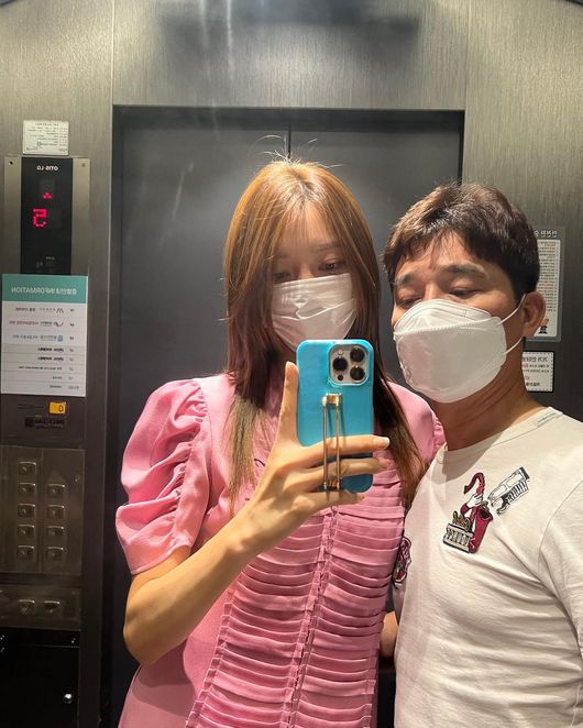 [연재] OSEN `★SHOT!` | “남편과♥” 서하얀... ‘18살 연상’ 임창정과 달달한 투샷 [★SHOT!] : ZUM 뉴스