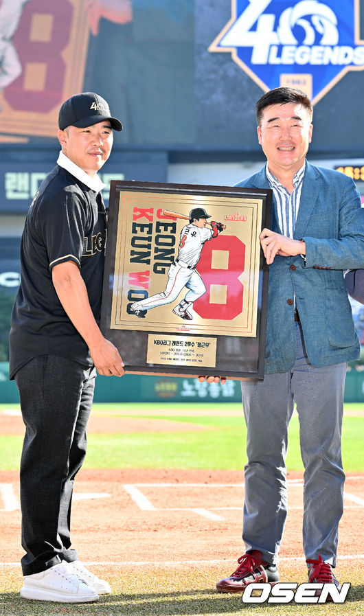 생생한 KBO 리그 현장 | [사진]`KBO 40주년 레전드` 정근우 시상식 : ZUM 뉴스