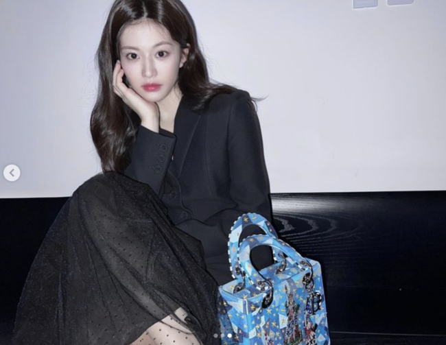 [연재] OSEN `★SHOT!` | 고윤정, 졸업사진이랑 똑같은 얼굴..명품보다 돋보이는 미모 [★SHOT!] : ZUM 뉴스