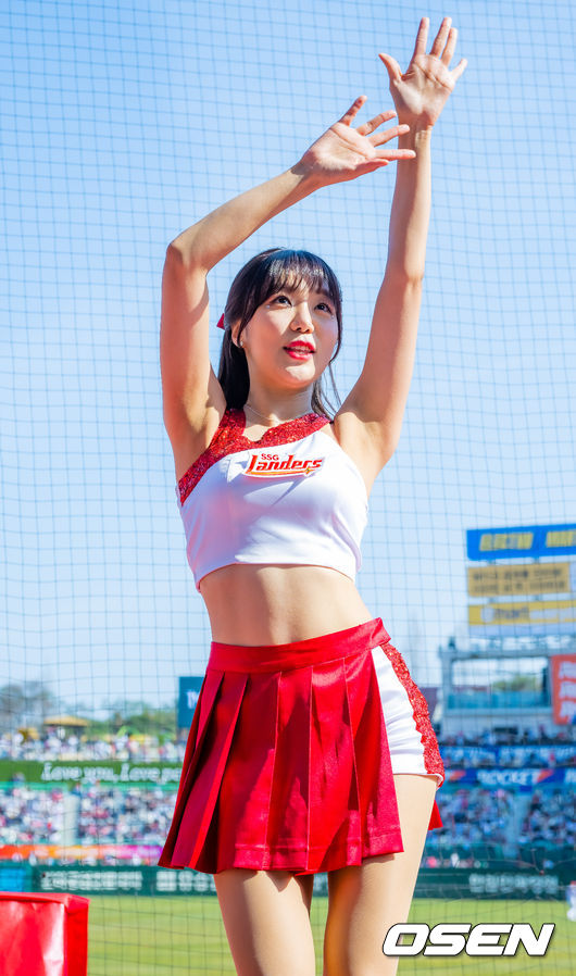`경기장의 꽃` 치어리더 열전 | [사진]SSG 이주희 치어리더,`돋보이는 복근` : ZUM 뉴스