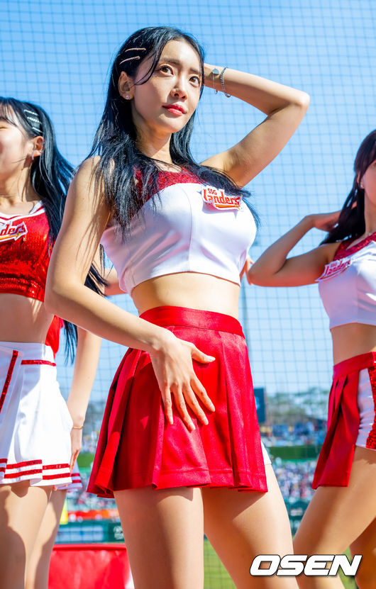 `경기장의 꽃` 치어리더 열전 | [사진]SSG 이엄지 치어리더,`커다란 눈망울` : ZUM 뉴스