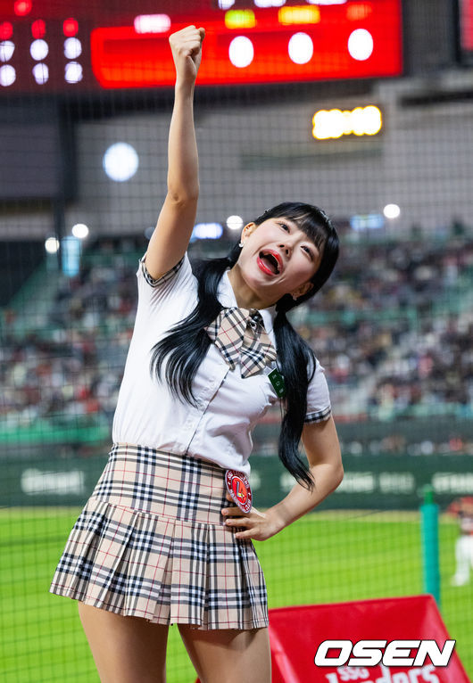 `경기장의 꽃` 치어리더 열전 | [사진]SSG 조다정 치어리더,`힘차게 응원해요` : ZUM 뉴스