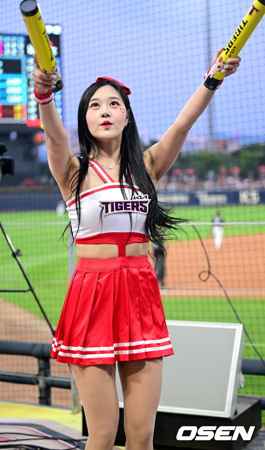 OSEN 스포츠 사진 | [사진]KIA 유세리 치어리더, `함께 응원해요` : ZUM 뉴스