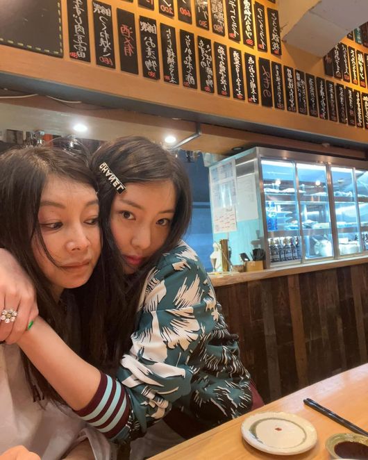 [연재] OSEN `★SHOT!` | “붕어빵 아니야?”…황신혜, 똑 닮은 딸과 해외여행 FLEX [★SHOT!] : ZUM 뉴스