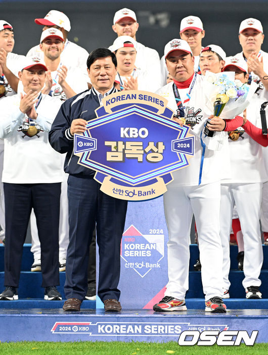 생생한 KBO 리그 현장 | [사진]이범호 감독,`KBO 감독상 영광` : ZUM 뉴스