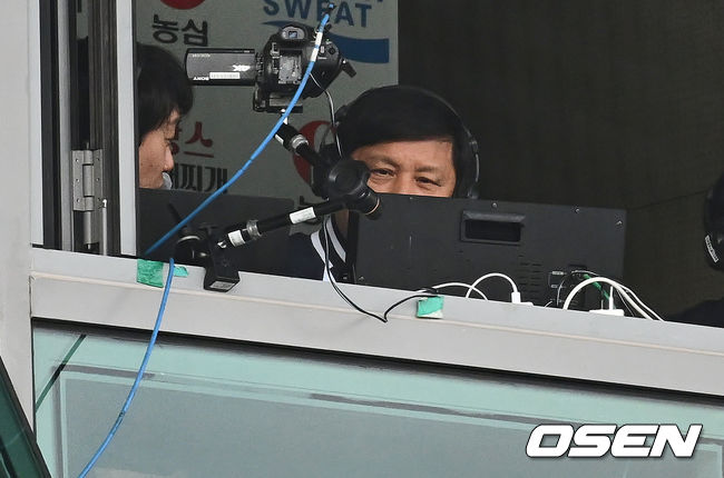 생생한 KBO 리그 현장 | [사진] 허구연 KBO 총재, 2024 울산-KBO Fall League 결승전 해설 : ZUM 뉴스