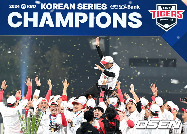 OSEN 스포츠 사진 | [사진]헹가래 받는 KIA 최준영 대표이사 : ZUM 뉴스