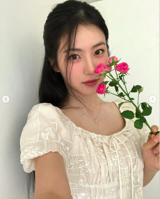 [연재] OSEN `★SHOT!` | 신예은, 누가 꽃이야?..“너무 예뻐서 할말 잃음” [★SHOT!] : ZUM 뉴스