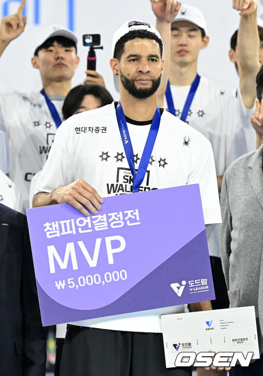 V리그 경기 현장 | ‘3번째 챔프전 MVP’ 레오, 69득점 맹활약 “너무 기쁘다, 시즌 MVP는 허수봉이 가져가도 좋아” [오!쎈 인천] : ZUM 뉴스