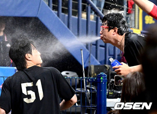 OSEN 스포츠 사진 | [사진]`통산 180승` 물세례 받은 KIA 양현종, `되갚아주마` : ZUM 뉴스