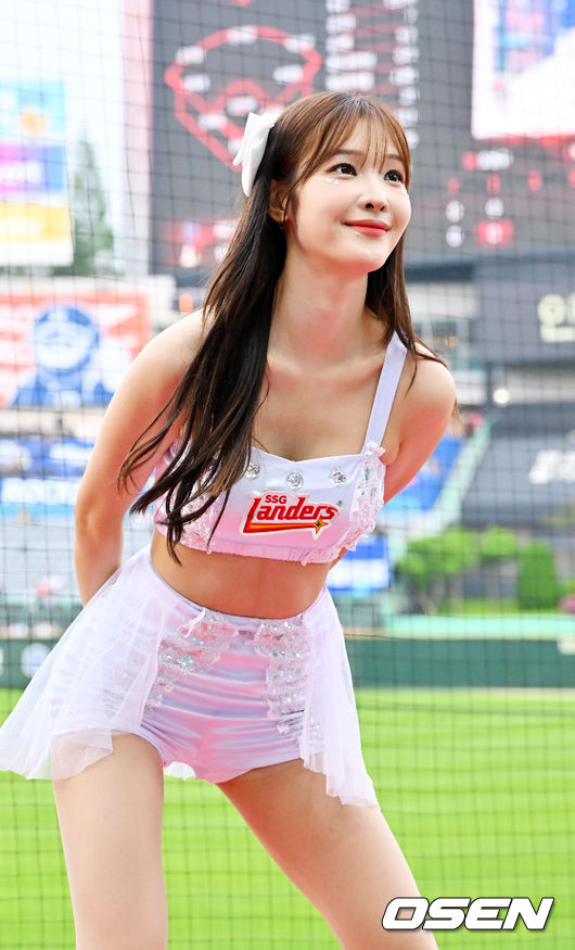 OSEN 스포츠 사진 | [사진]SSG 유보영 치어리더,`청순한 쇄골 미녀` : ZUM 뉴스