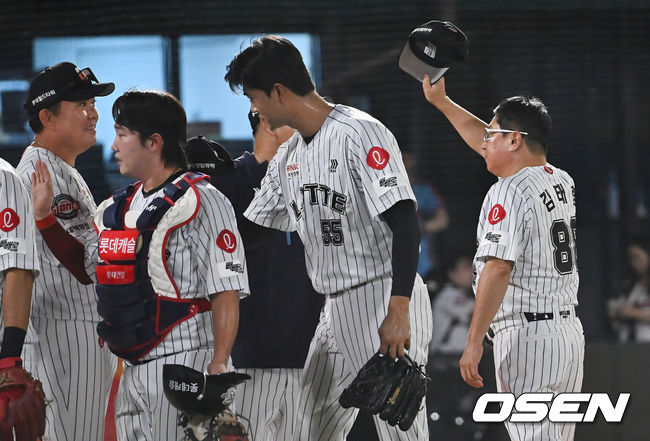 OSEN 스포츠 사진 | [사진] 김태형 감독, 응원 감사합니다. : ZUM 뉴스