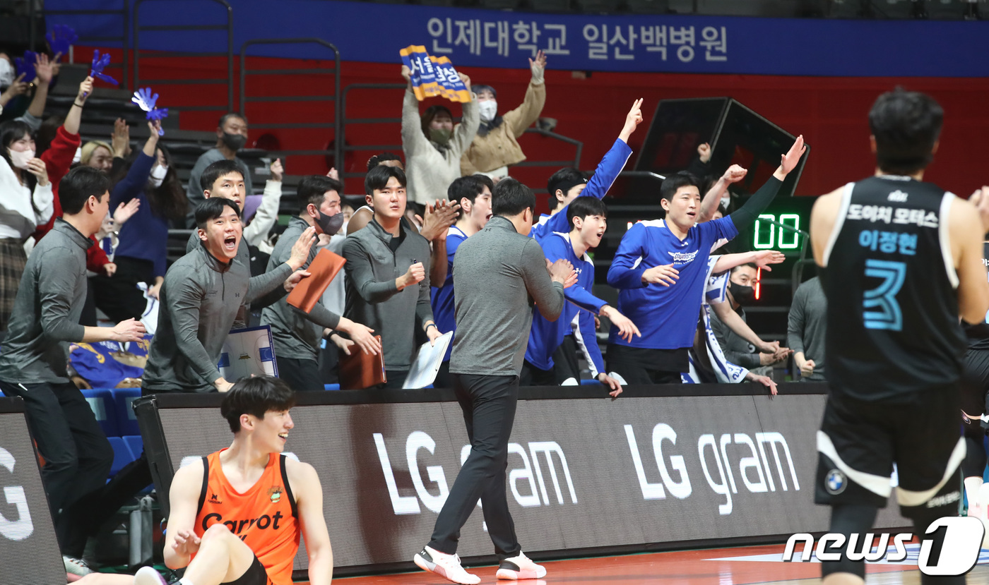 KBL 한국 프로농구 리그 | 마스크 벗고 득점 `환호` : ZUM 뉴스